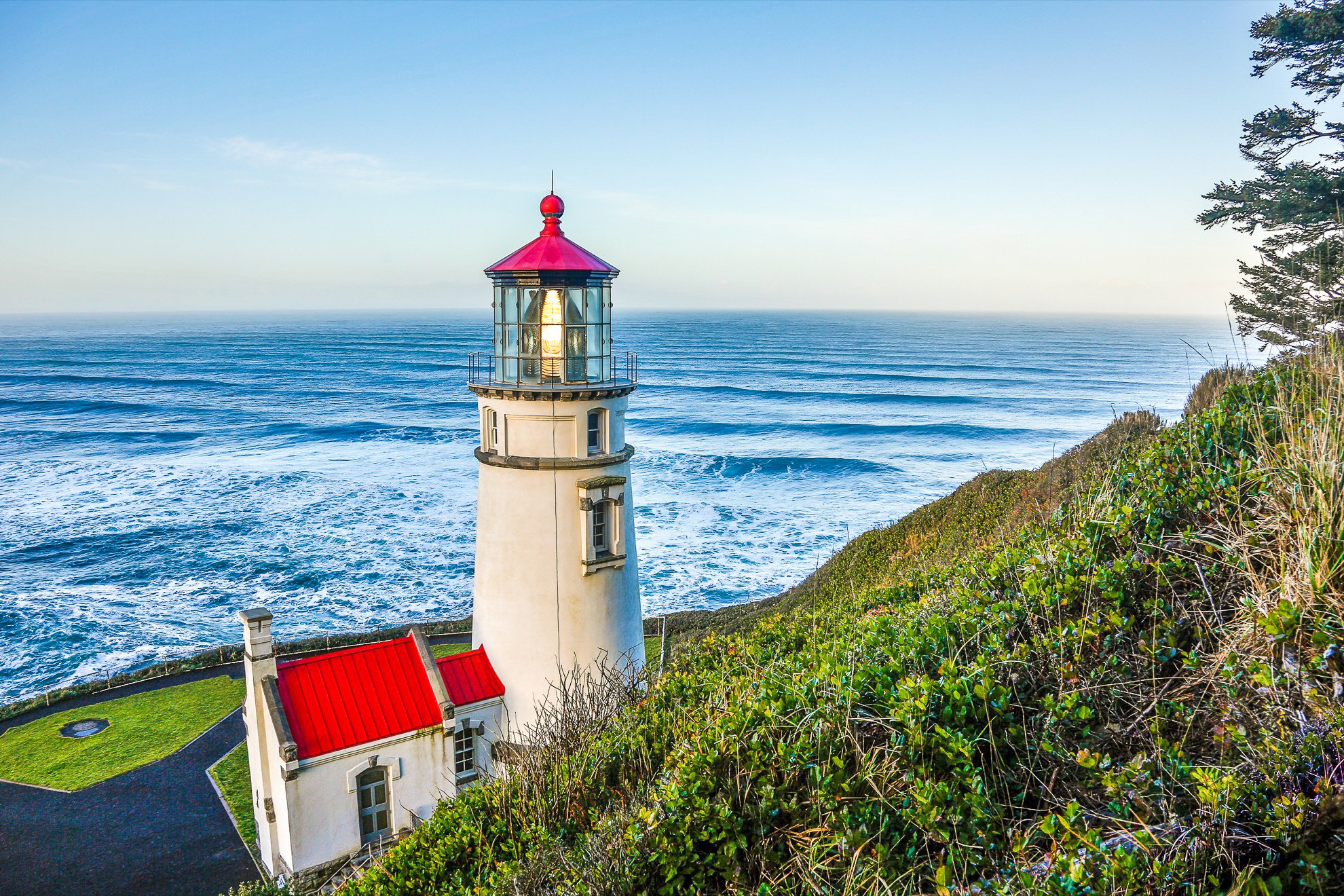 10 Beautiful Old Lighthouses Still In Operation In The U.S.