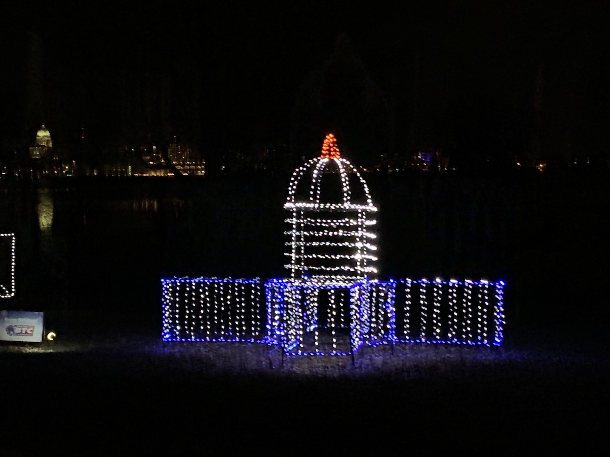 15 Amazing Christmas Light Displays In Wisconsin