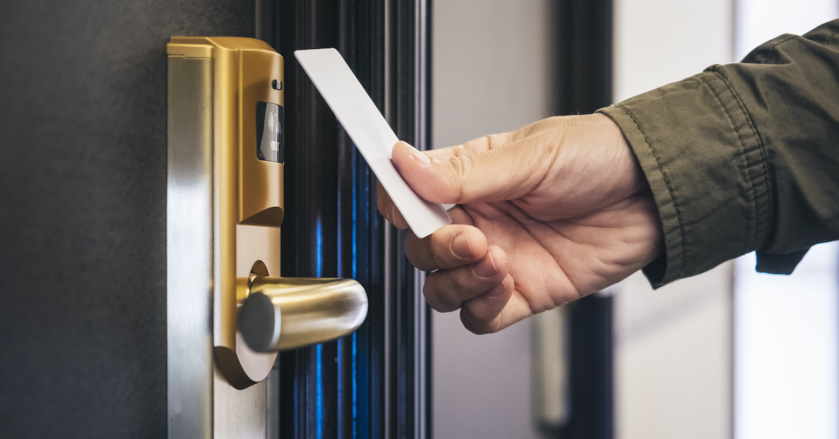 8 Things You Should Do Every Time You Walk Into A Hotel Room According ...